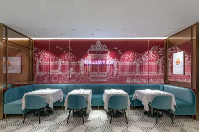 DALLOYAU's Photo - French Dessert Coffee Shop in Central Entertainment Building Hong Kong ...