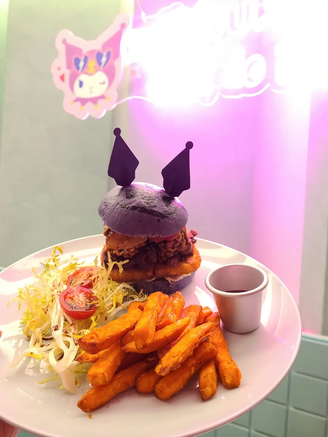 Kuromi Burger - Trois Cafe's photo in Wan Chai Hong Kong | OpenRice ...