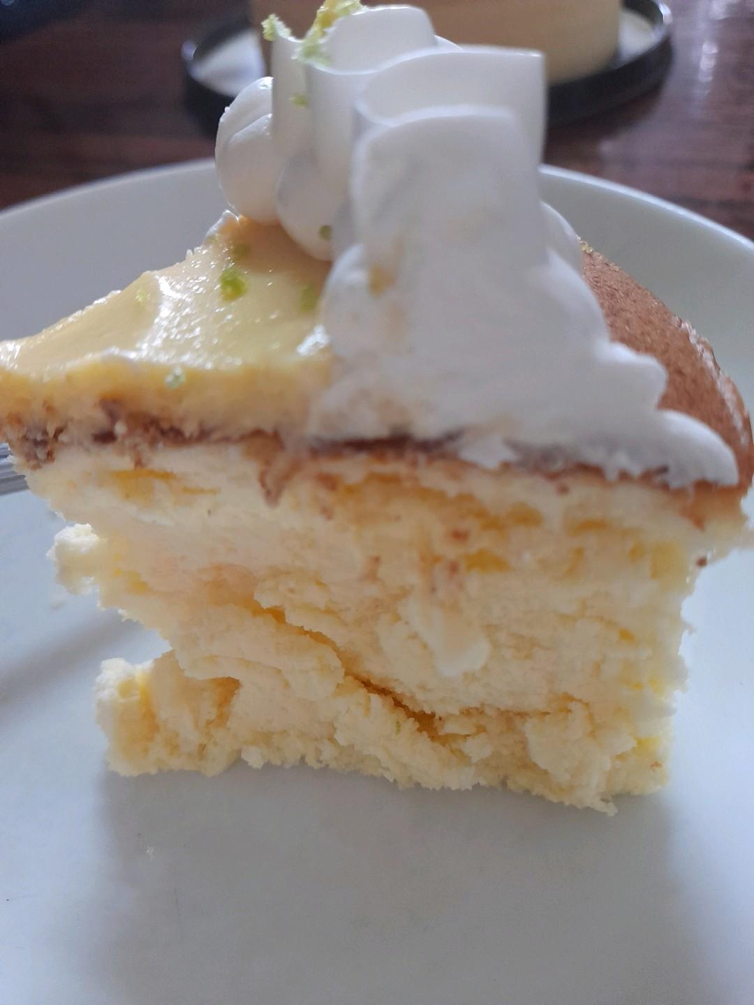 切開嘅香水檸檬soft厘輕芝士蛋糕 - Maxim's Cake Shop (Kwai Fong MTR Station)'s photo ...